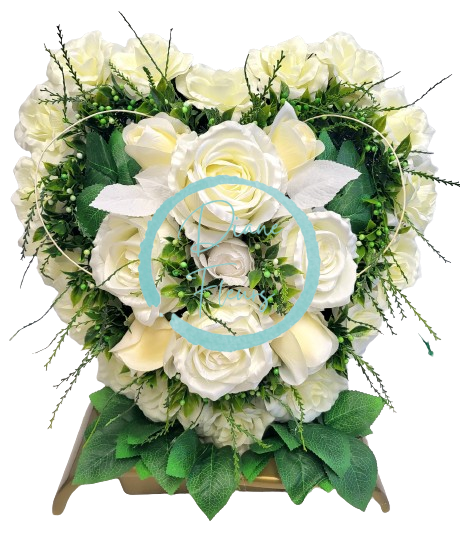 Coroană pe un suport "Inima" de flori artificiale Trandafiri ...